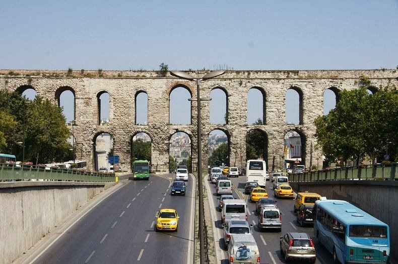 ΚΩΝΣΤΑΝΤΙΝΟΥΠΟΛΗ: MIΑ ΔΕΥΤΕΡΗ ΒΟΛΤΑ ΣΤΗΝ ΠΟΛΗ